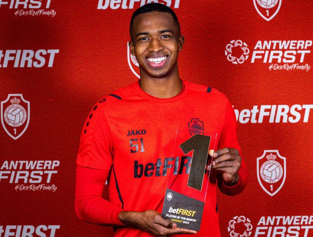 Noticia Banco Guayaquil: William Pacho, elegido jugador del mes en el ...