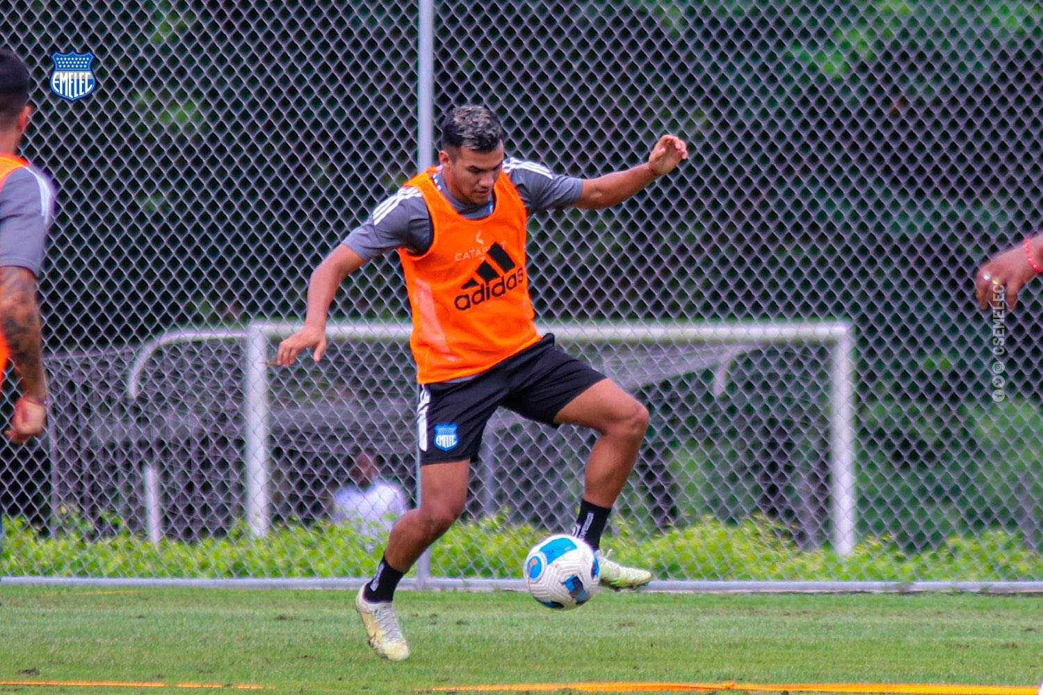 Emelec cancela deuda con Samuel Sosa y evita sanción de FIFA | Studiofutbol